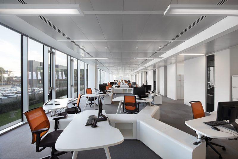 Smart Technologies in Office Furniture: Revolutionizing the Workplace